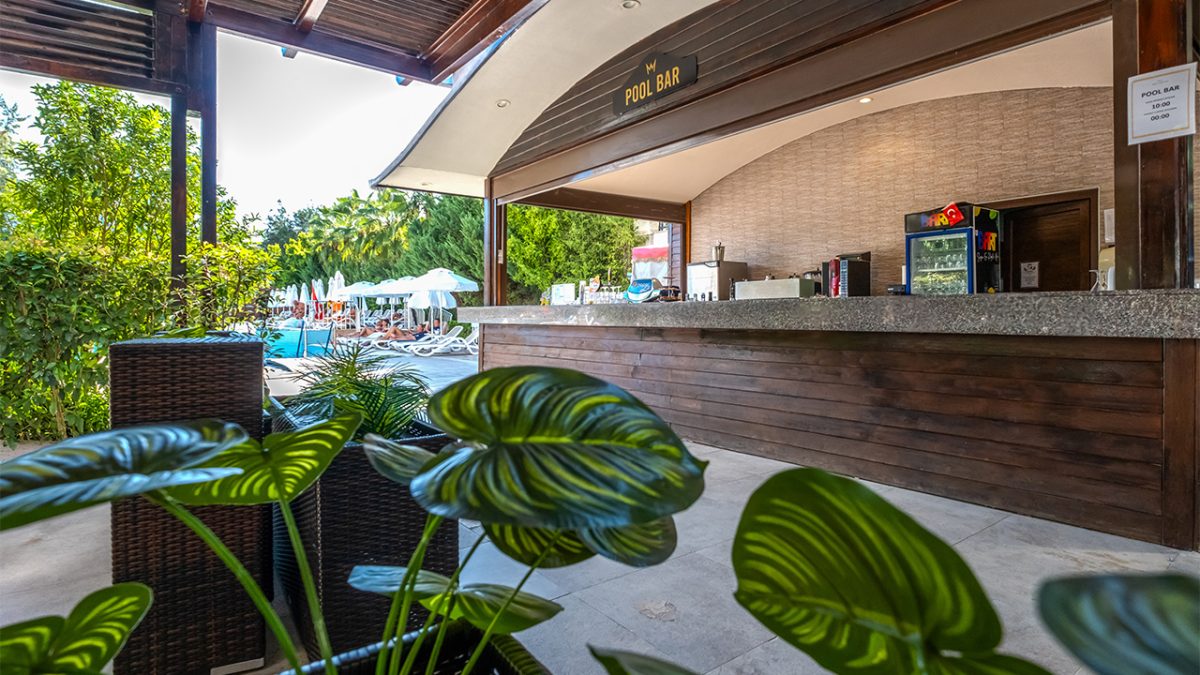 Pool Bar - Well Palace Side