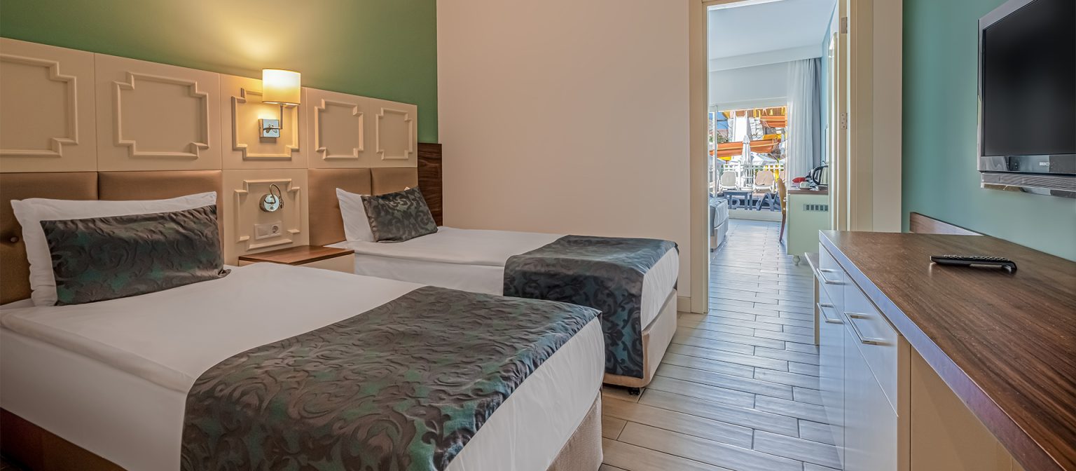 Standart & Family Swim-Up Room - Well Palace Side